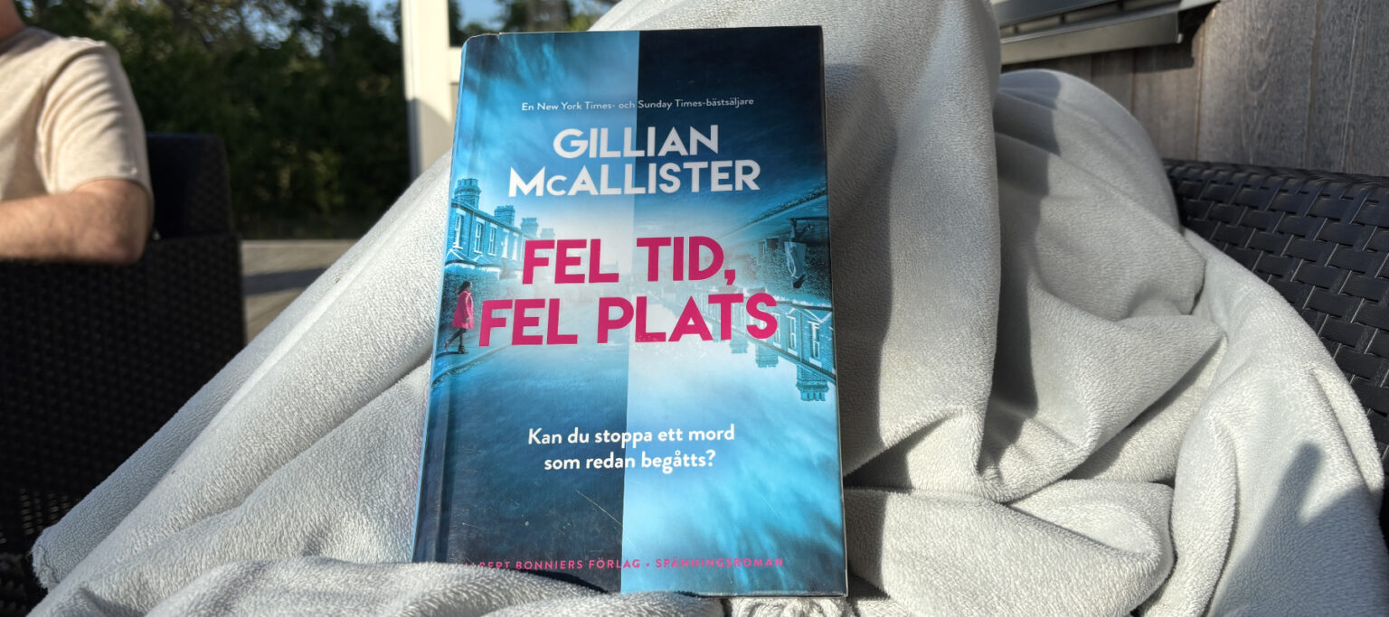 Recension: ”Fel tid, fel plats” av Gillian McAllister - Bläddrat